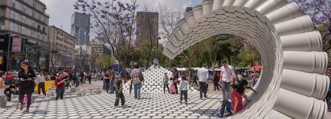 Gelombang galon membanjiri festival arsitektur Mextropolis di kota ...